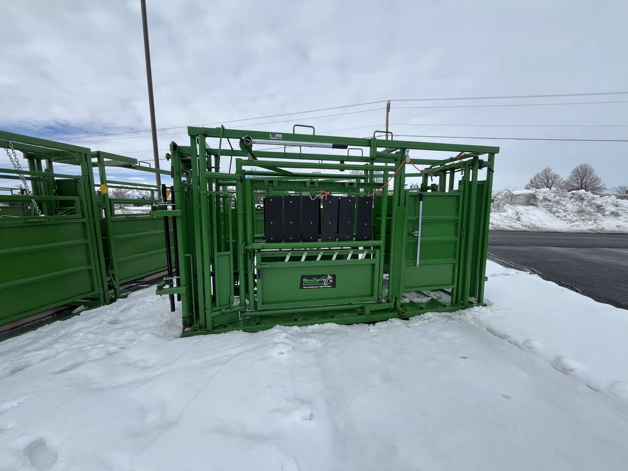 Real Tuff Self-Catch Squeeze Chute | Livestock | ksl.com