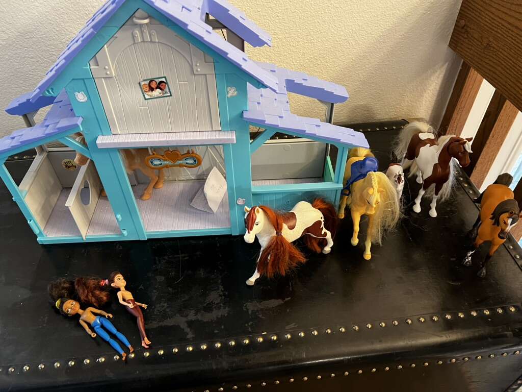 Spirit Barn And Horses | Toys | ksl.com