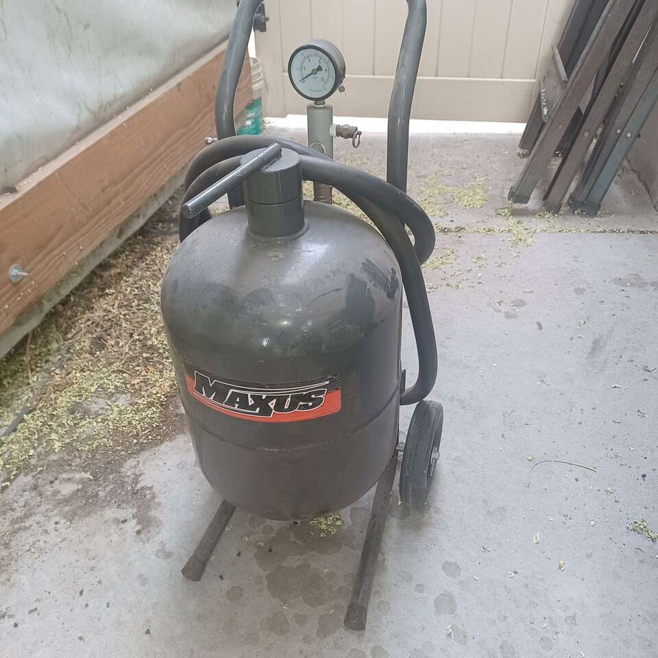 Pressurized Sandblast pot and gun | Industrial | ksl.com