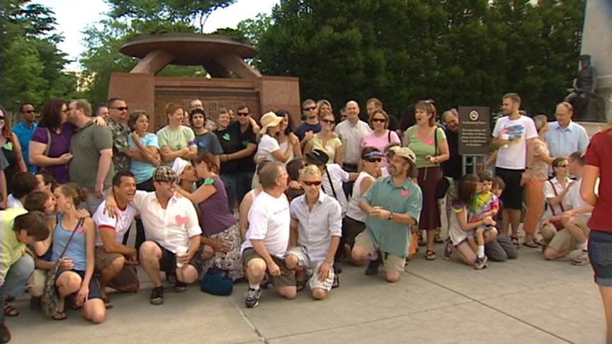 Protesters stage "kiss-in" near LDS temple | KSL.com
