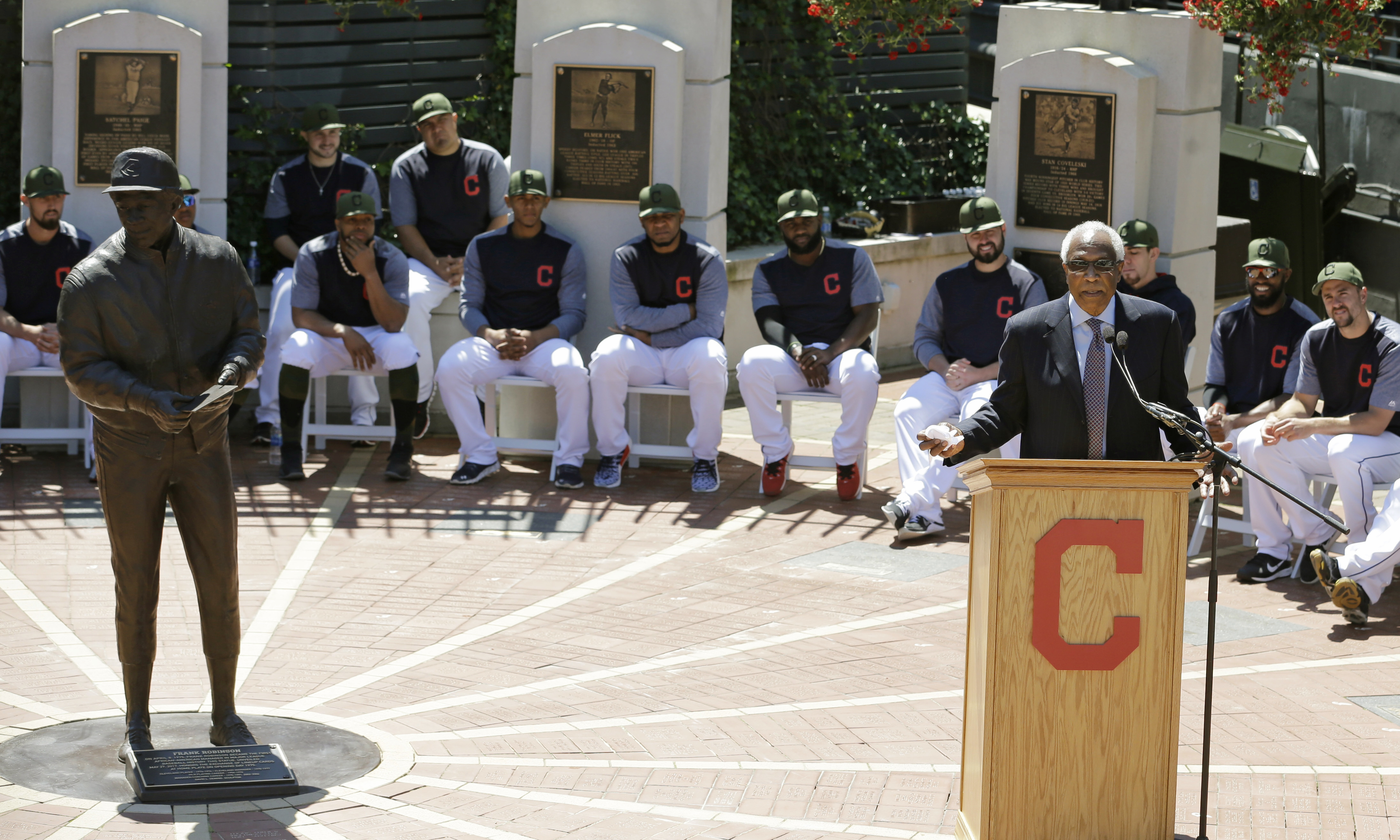 Cleveland Indians unveil statue of Frank Robinson | KSL.com