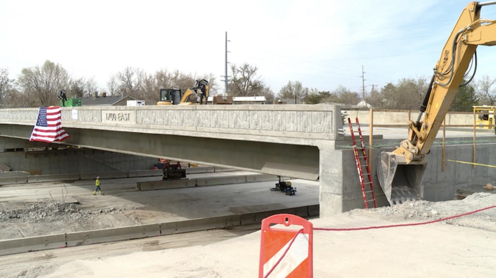 Watch time-lapse video: Crowd gathers to watch crews move in new I-80 ...
