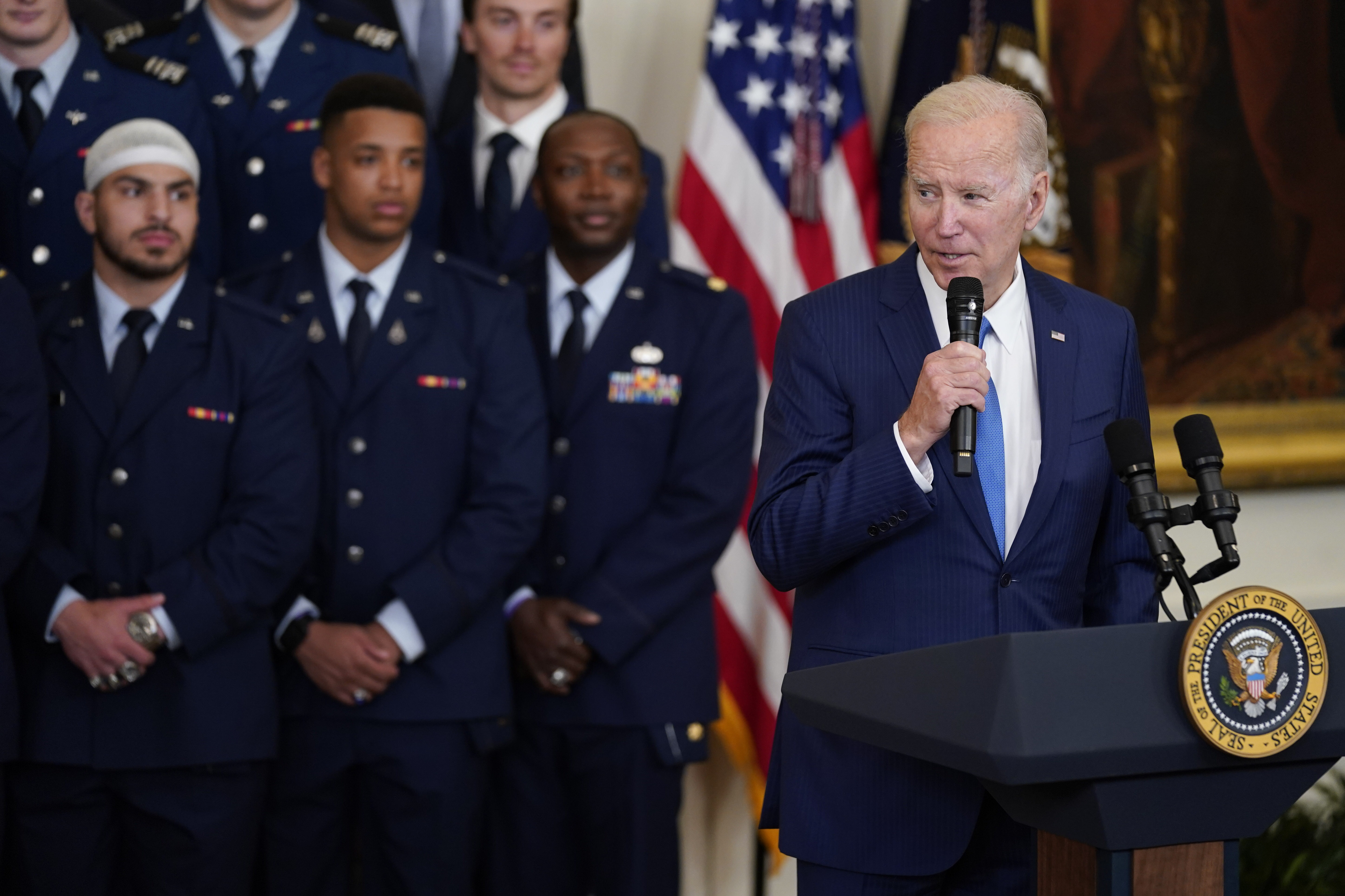 Biden awards football trophy to Air Force Academy | KSL.com