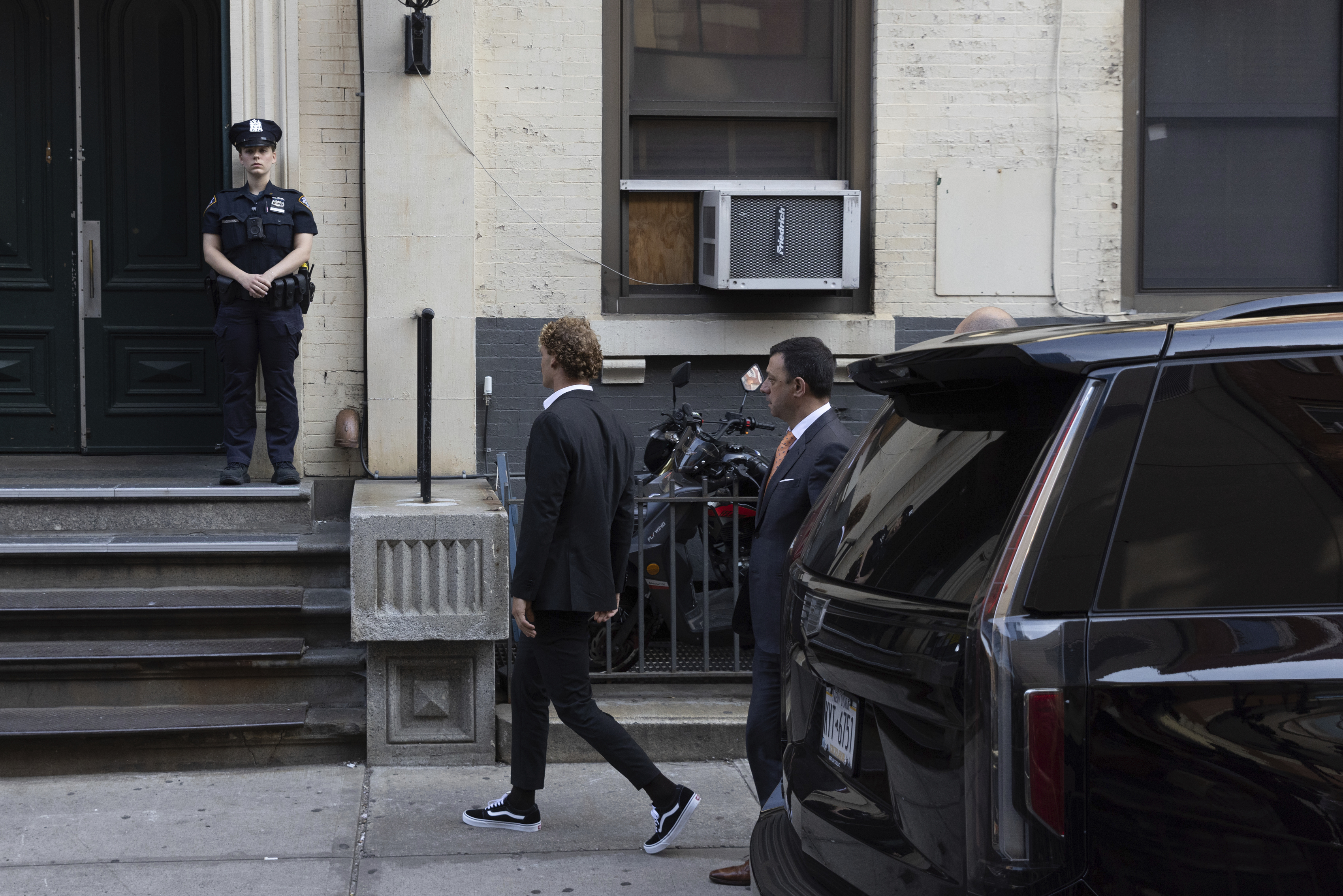 Marine veteran who fatally choked NYC subway rider Jordan Neely is ...