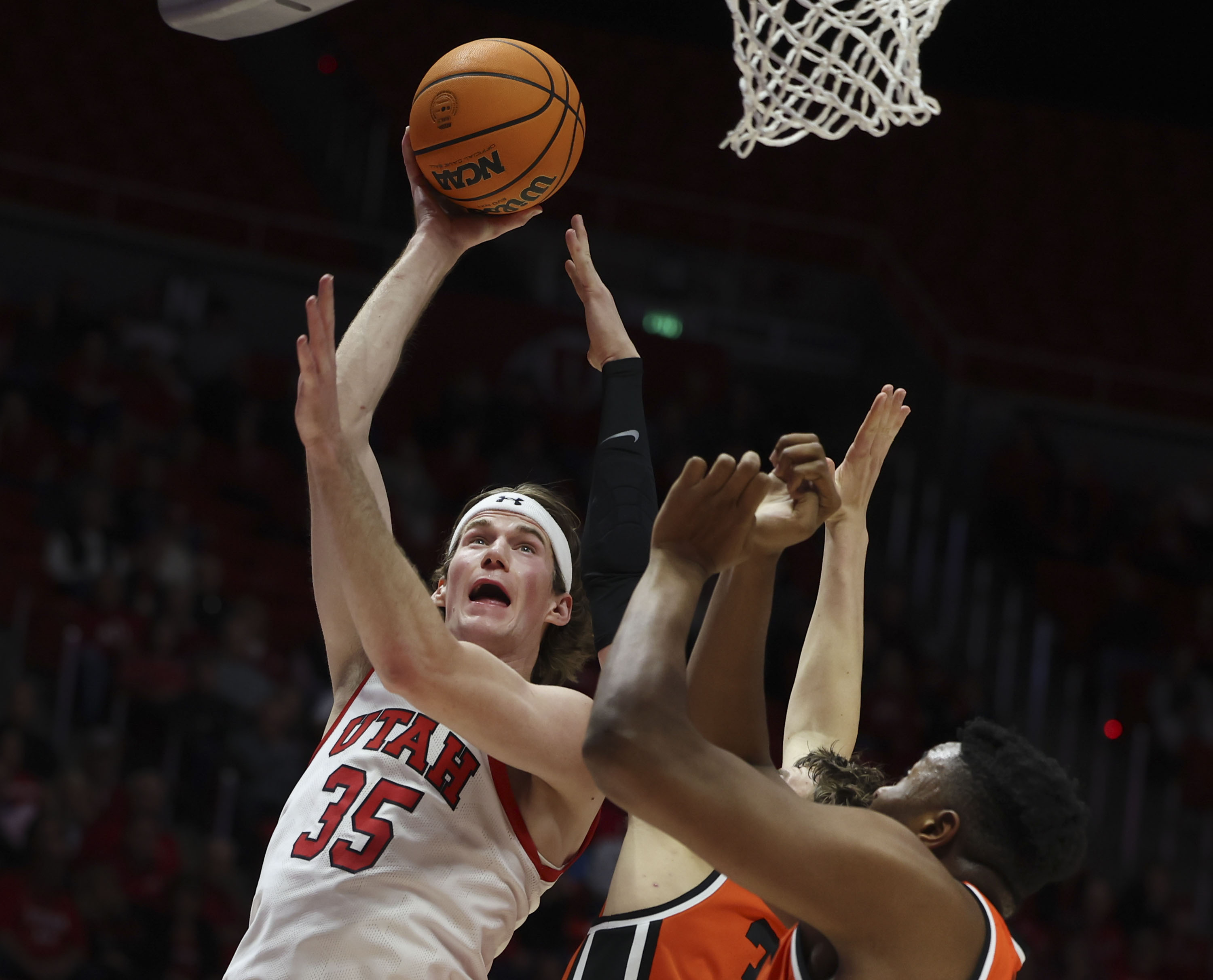 Carlson's career-high 40 points not enough in 92-85 loss to Beavers in ...