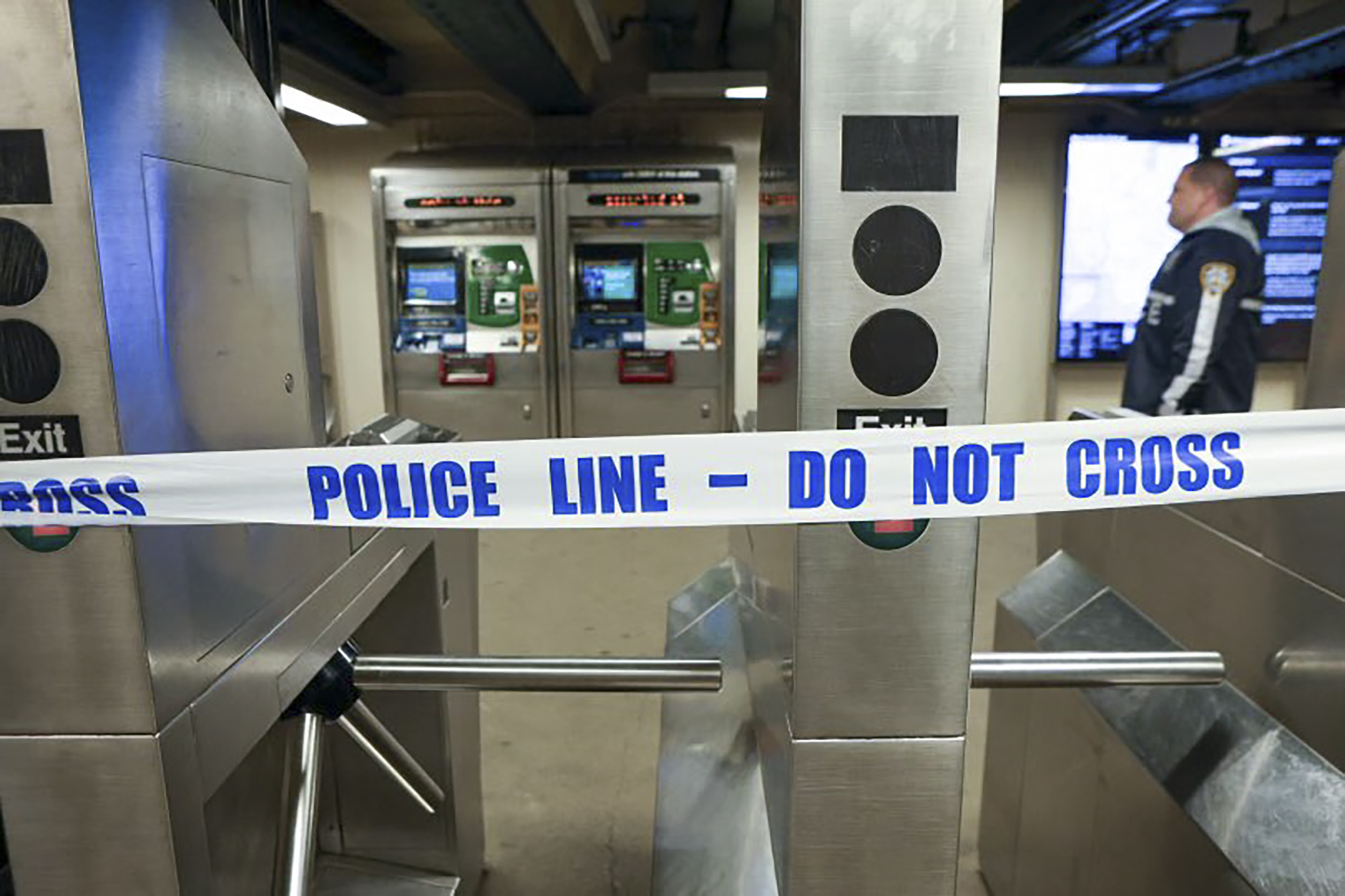 1 dead, 5 injured in shooting at a New York City subway station ...