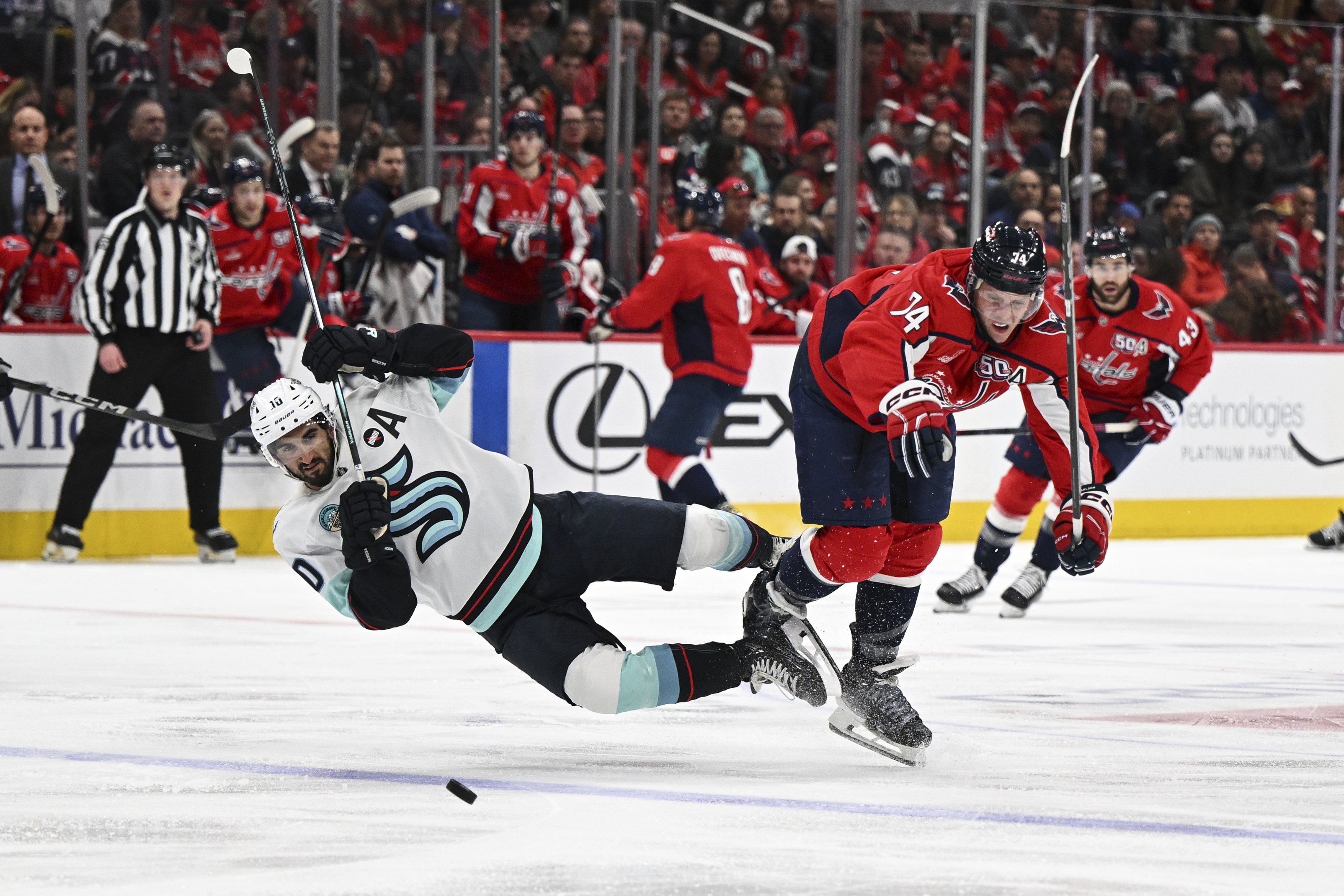 Alex Ovechkin scores his 886th goal to seal the Capitals' 4-2 win over ...