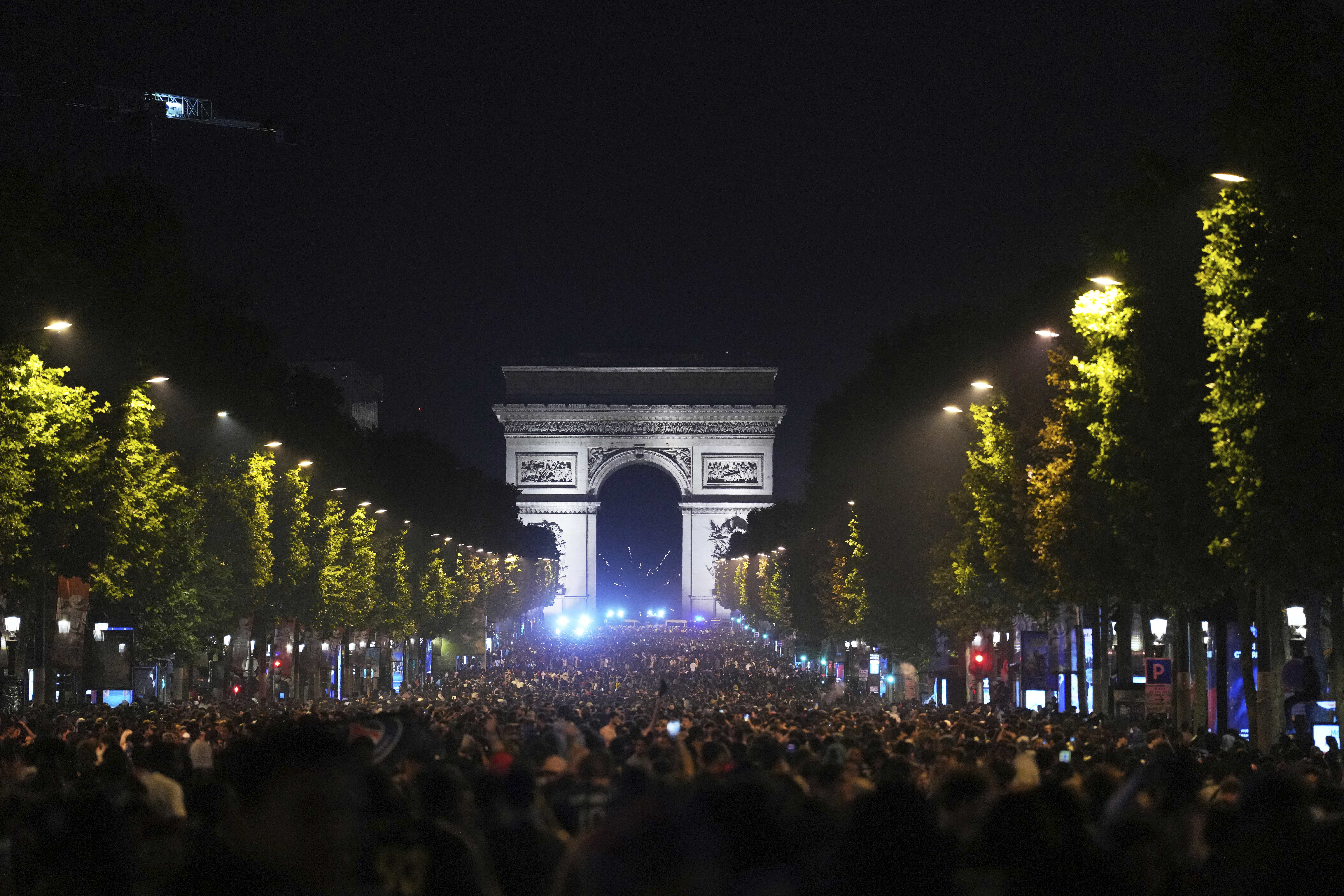 PSG fans raise the roof as triumphant players hold aloft Champions ...
